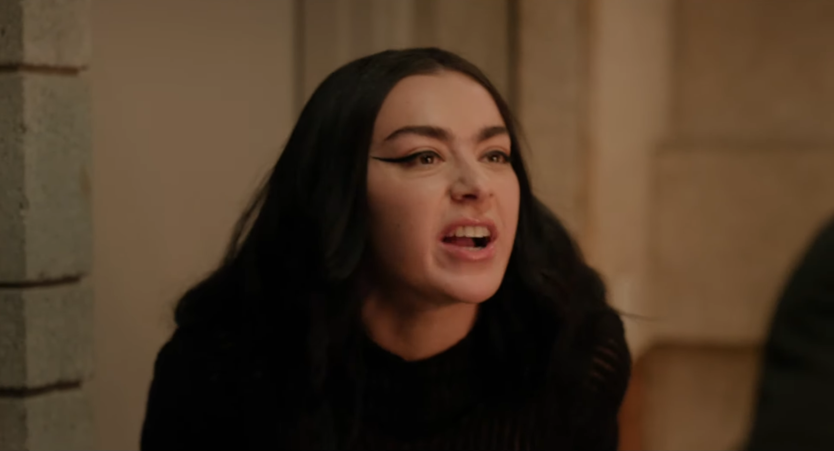 Charli XCX se transforme en diva dans la prochaine série de Prime Video ...