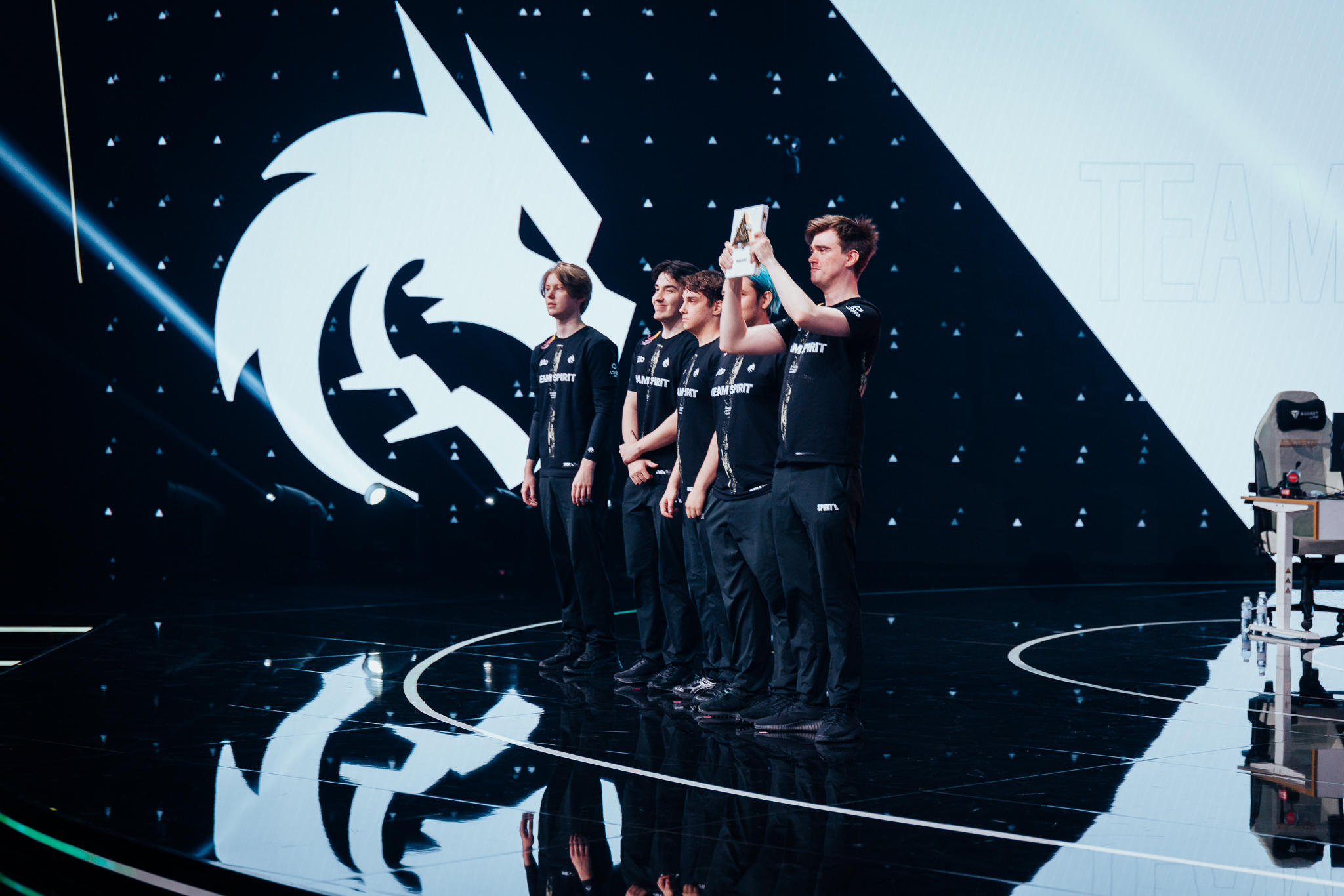 L'équipe Spirit l'emporte sur l'équipe Falcons pour remporter le trophée de la Coupe du monde ...