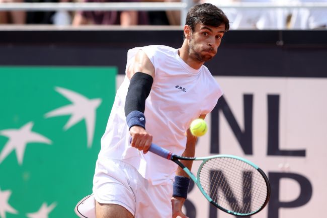 Lorenzo Musetti évite la pénalité pour avoir frappé un arbitre après ...