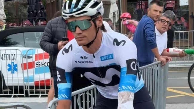 Javier Romo, coureur de Movistar, abandonne La Vuelta après une chute ...
