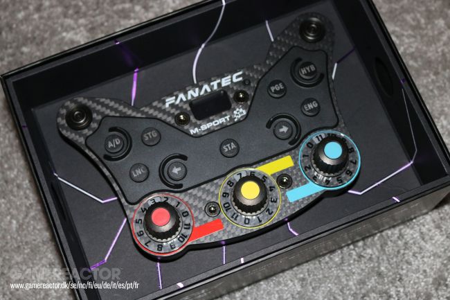 Nous sommes en train d'unboxer le module de boutons de podium Fanatec ...