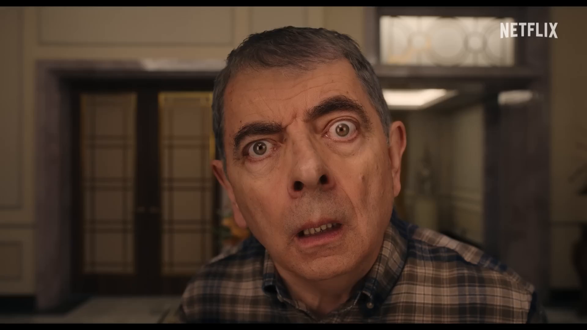 Rowan Atkinson troque son rôle de gardien de maison contre celui de ...