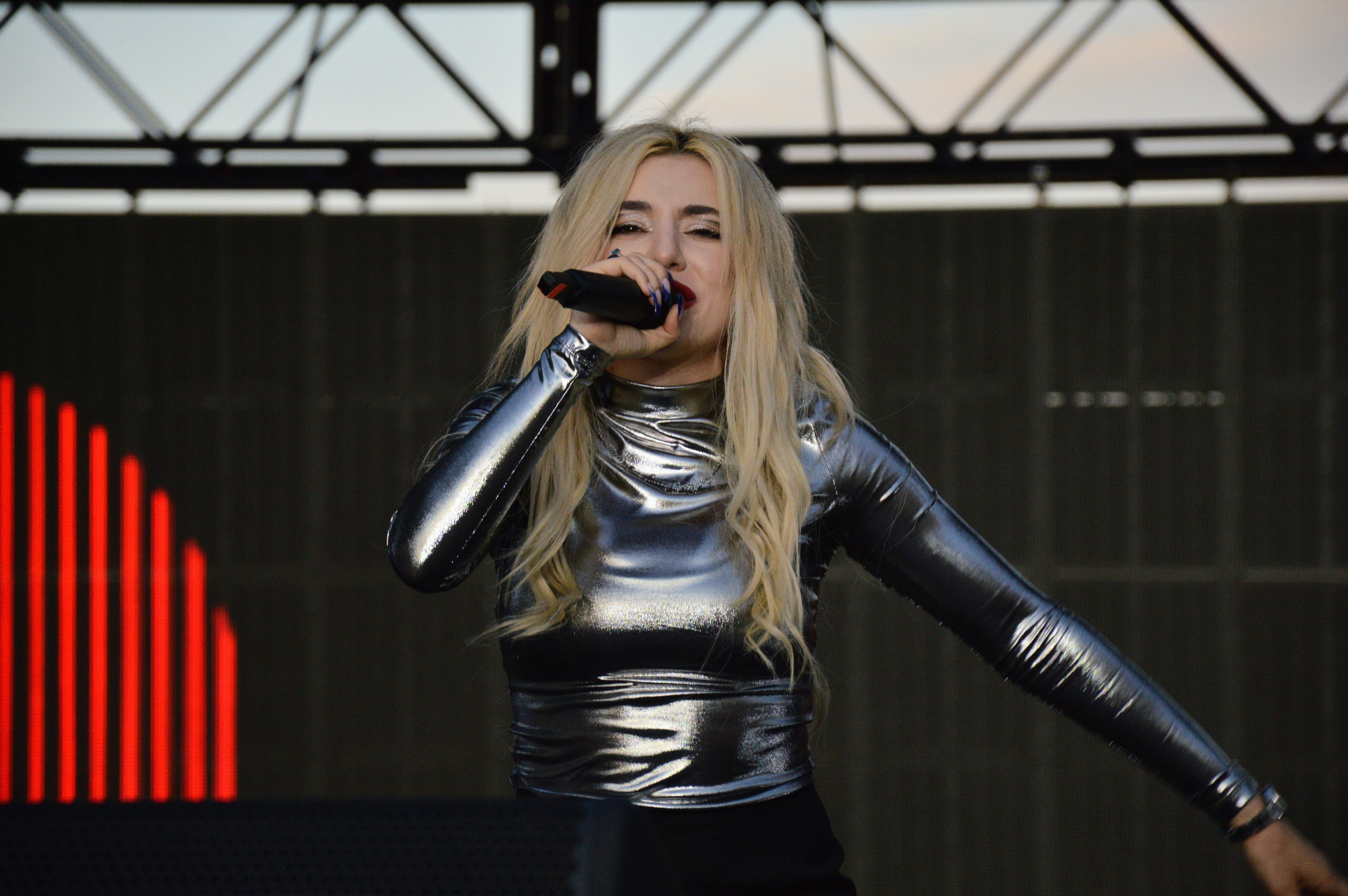 La pop star annule sa tournée mondiale deux semaines après l'avoir ...