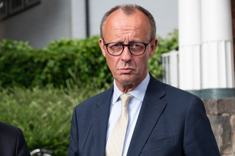 Lors de son premier voyage à l'étranger, l'Allemand Merz demande ...